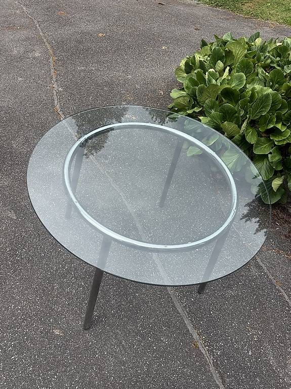 Table ronde en verre trempé et pieds en métal (Gebraucht) in Carouge GE ...