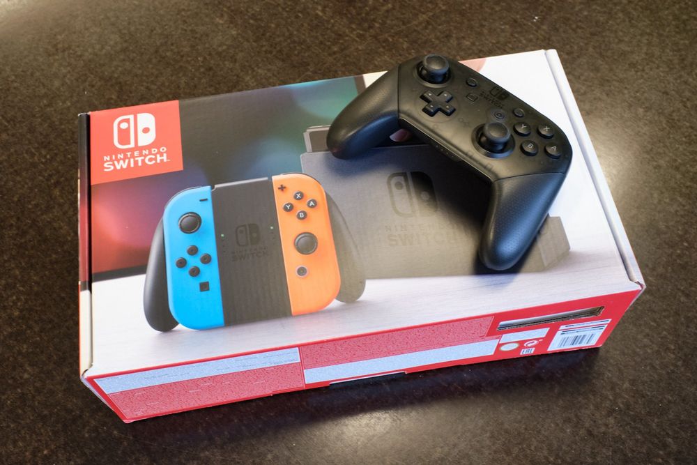 Nintendo Switch + Extra-Controller (Gebraucht) in Zürich für CHF 210 ...
