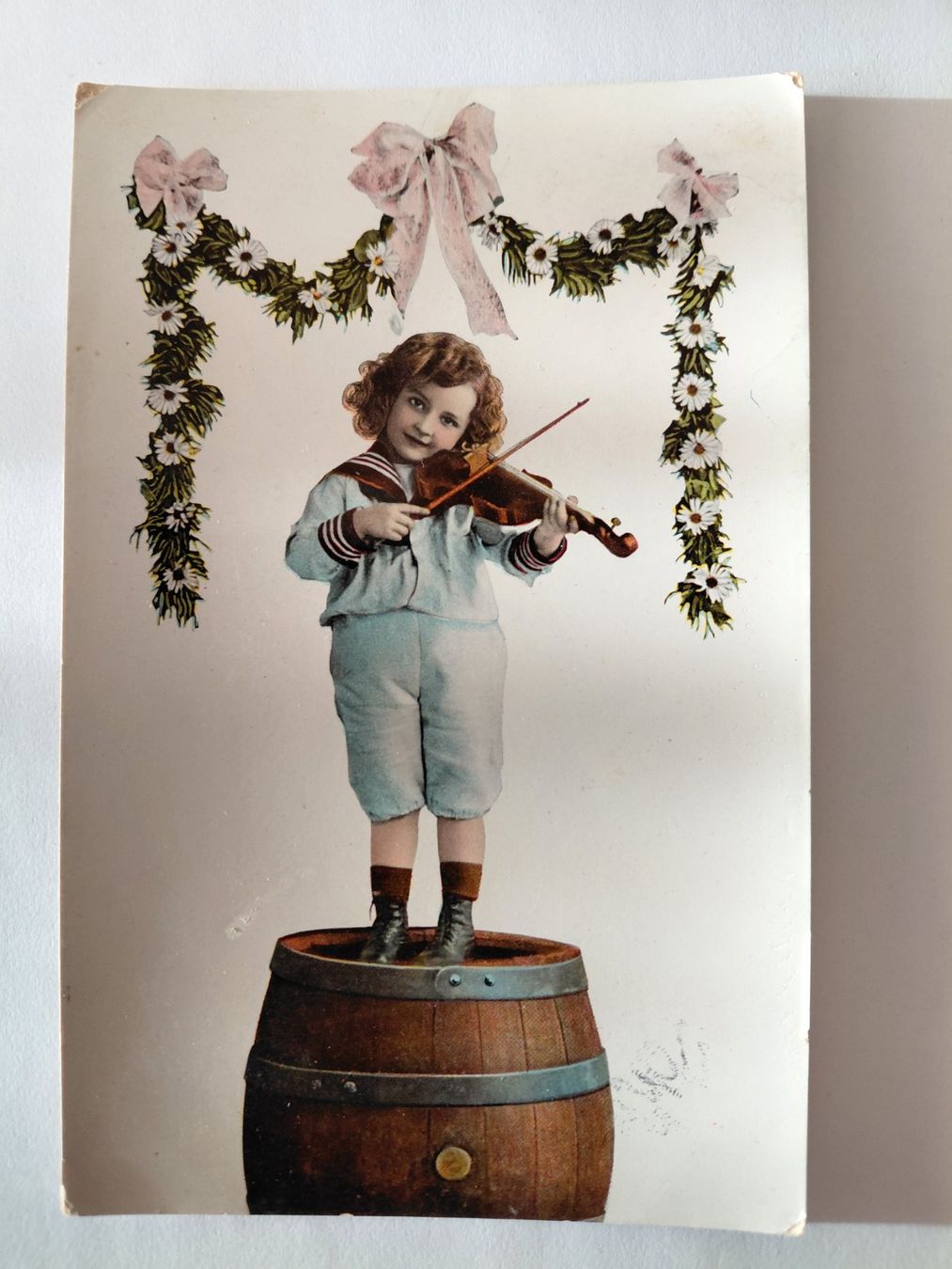 Alte Postkarte, Junge mit Geige auf Fass, Rarität! (Gebraucht) in ...