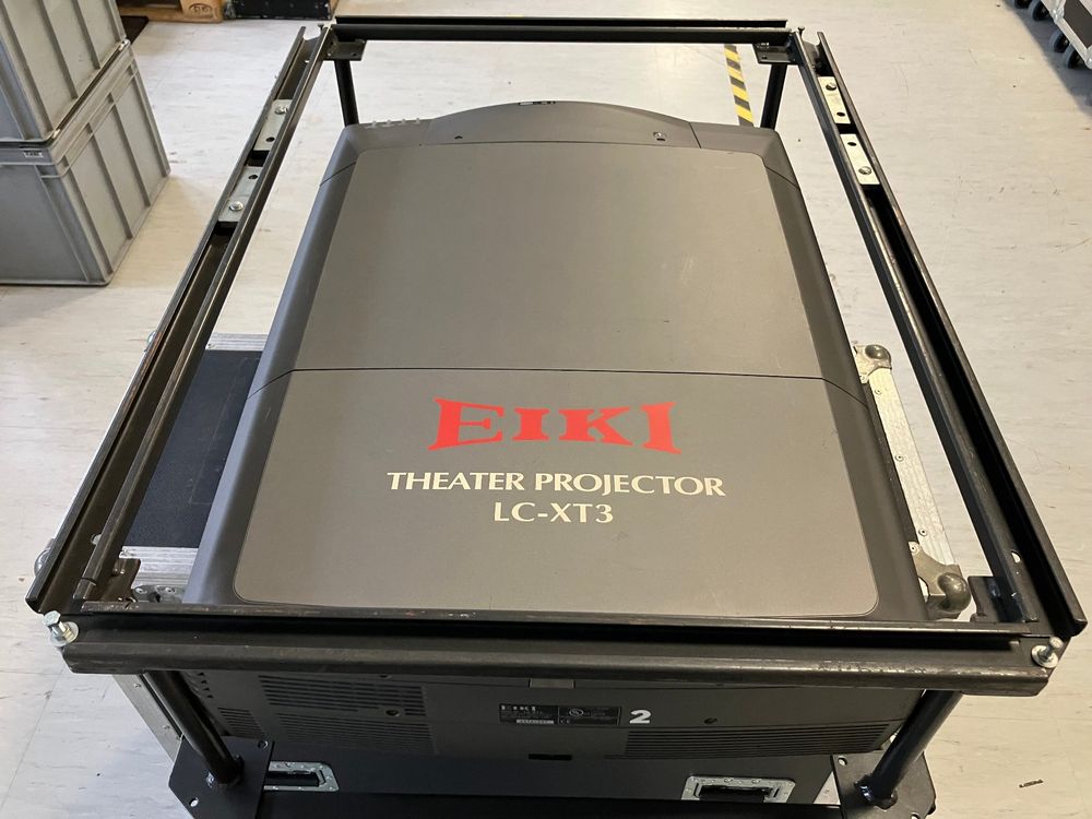 BEAMER / PROIETTORE Eiki ( Sanyo ) LC - XT3 10'000 ansi-lum. (Gebraucht ...