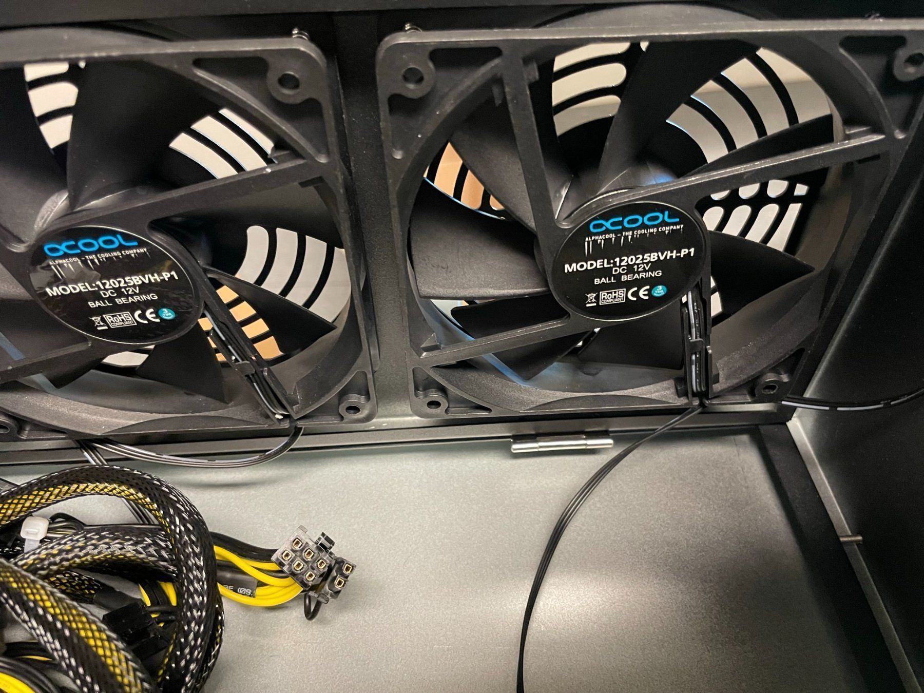 Mining Rig in Servercase (komplett ohne GPUs) (Gebraucht) in ...