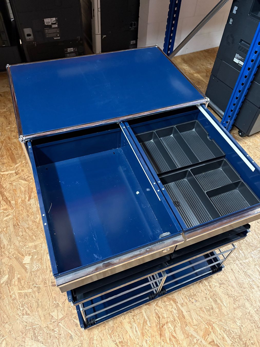 USM Haller Kommode Stahlblau – hochwertig & zeitlos (D'occasion) à ...