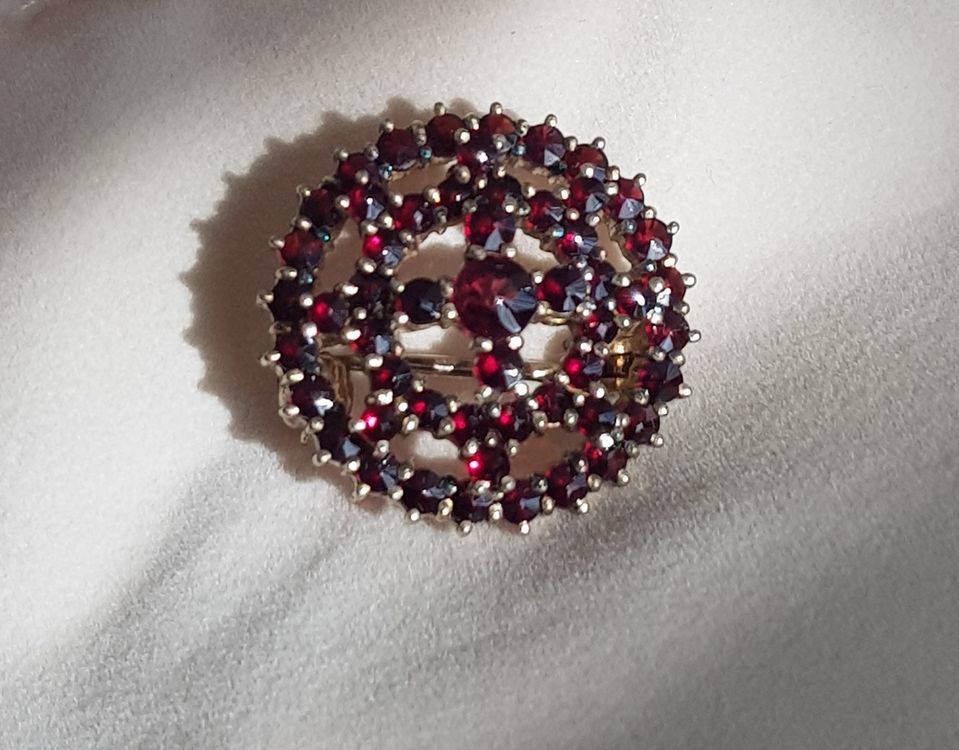 Antike Brosche mit echte Granaten | Kaufen auf Ricardo