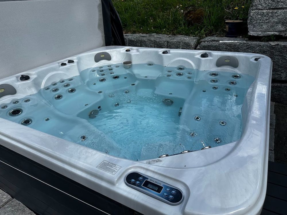 Whirlpool DeluxeSpas Saturn mit 74 Düsen (Gebraucht) in Hinwil für CHF ...