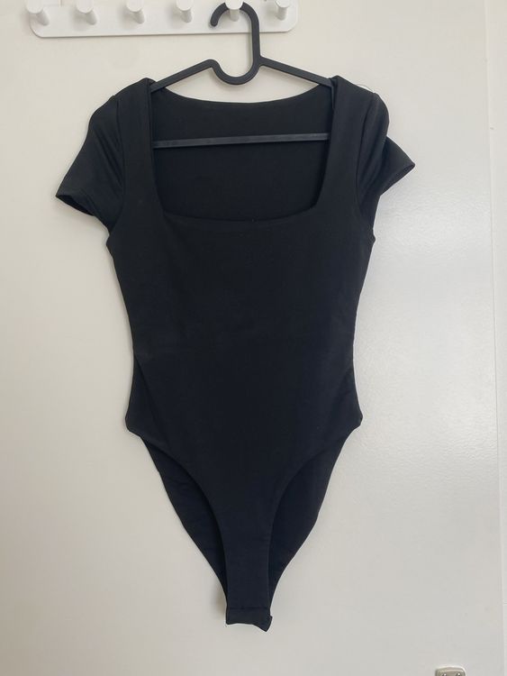 Schwarzer Body mit Viereck-Ausschnitt Grösse S | Kaufen auf Ricardo