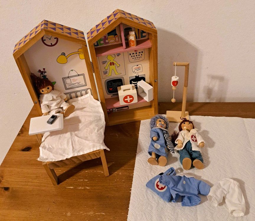 kleines-puppenhaus-aus-holz-zum-klappen-mit-3-holzpuppen-gebraucht-in