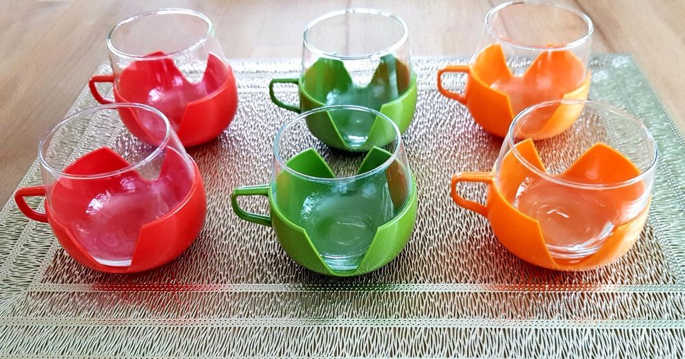 Tee- Kaffeegläser mit Kunststoffhalter 70er-Jahre Vintage (Neu (gemäss Beschreibung)) in Oberwil ...