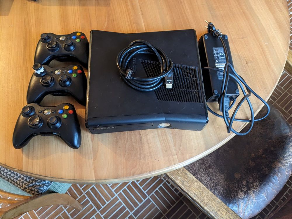 Xbox 360 mit 18 Spielen und 3 Controller | Kaufen auf Ricardo