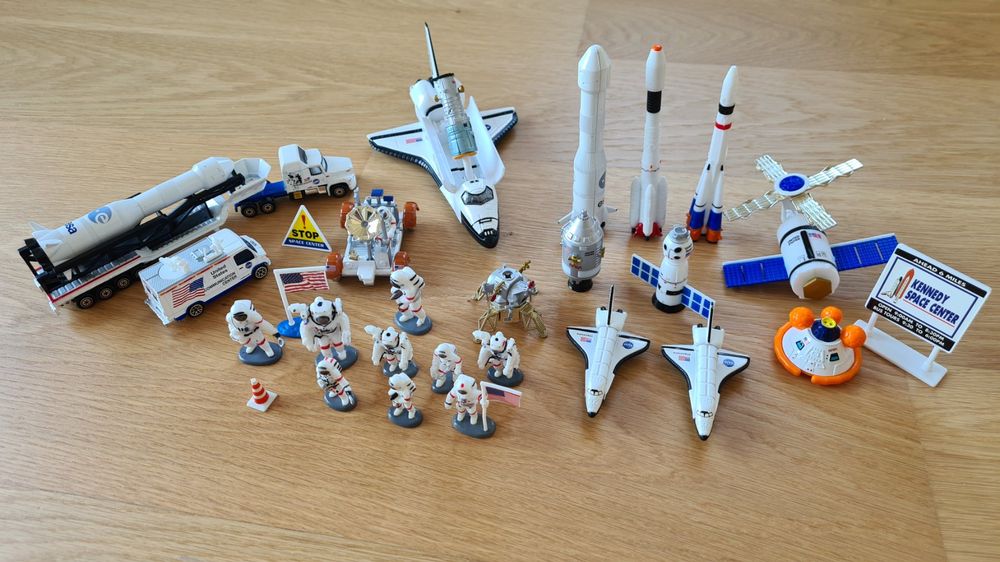 Sammlung NASA Space Shuttle Weltraum Modell Spielzeug (Gebraucht) in ...