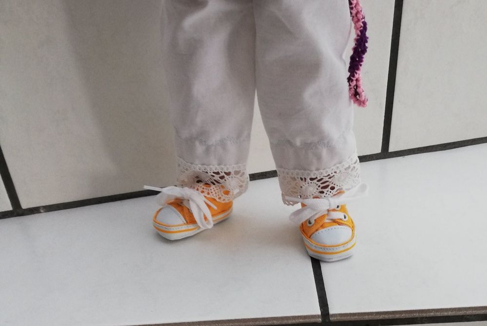 Für Sashas oder Natterer: Turnschuhe orange (Neu und originalverpackt) in Seewen SZ für CHF 6 ...