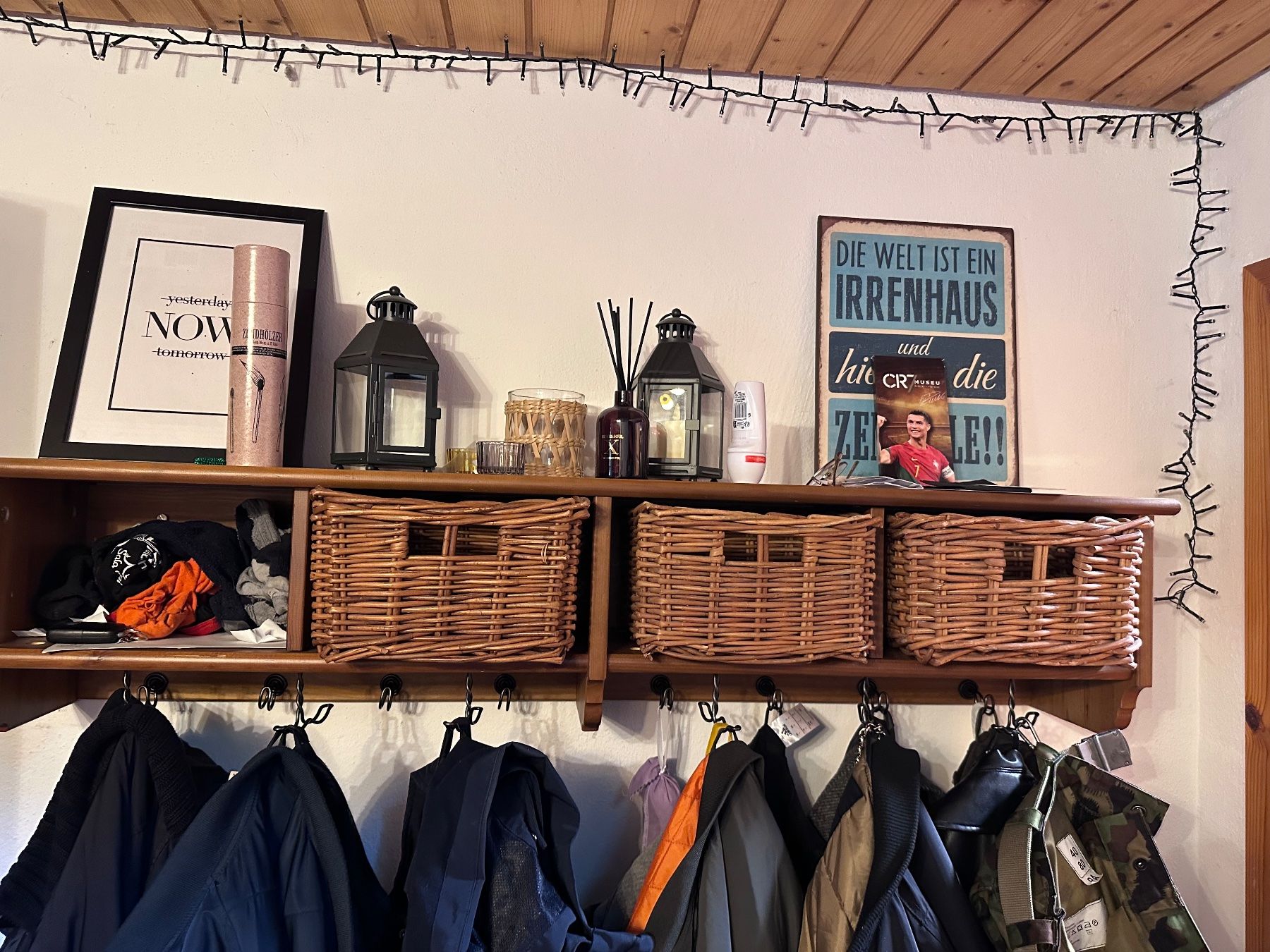2 Wandgarderoben aus Holz mit Haken - Top Zustand! (Gebraucht) in Wila ...