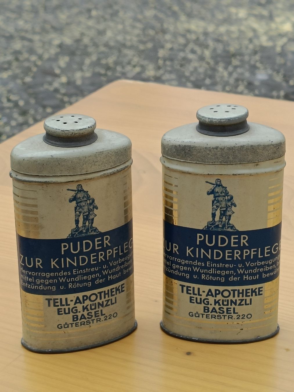 Zwei alte Blech Dosen Tell's Balsam Puder zur Kinderpflege (Gebraucht ...