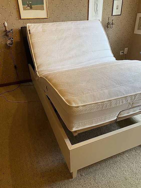 Bett mit motorisch verstellbarem Lattenrost (Gebraucht) in Schüpfheim ...