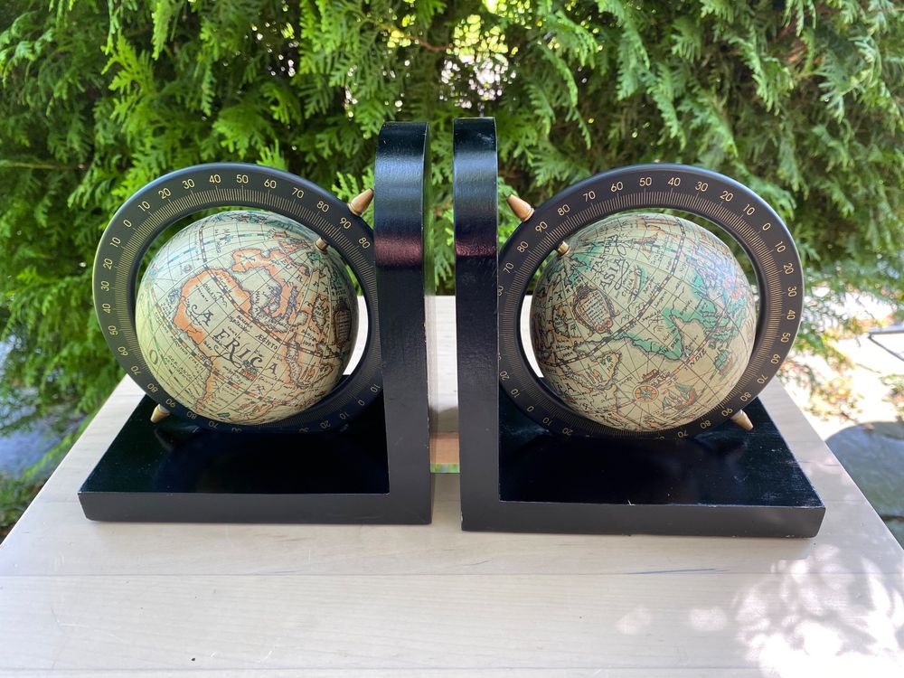 2 Vintage Buchstützen aus Holz mit Globus (Gebraucht) in Feldbach für CHF 35 – mit Lieferung auf ...