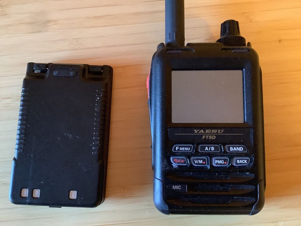 YAESU FT5D mit SSM-17A, CD-41, SAD-25, Gürtelclip topZustand | Kaufen ...