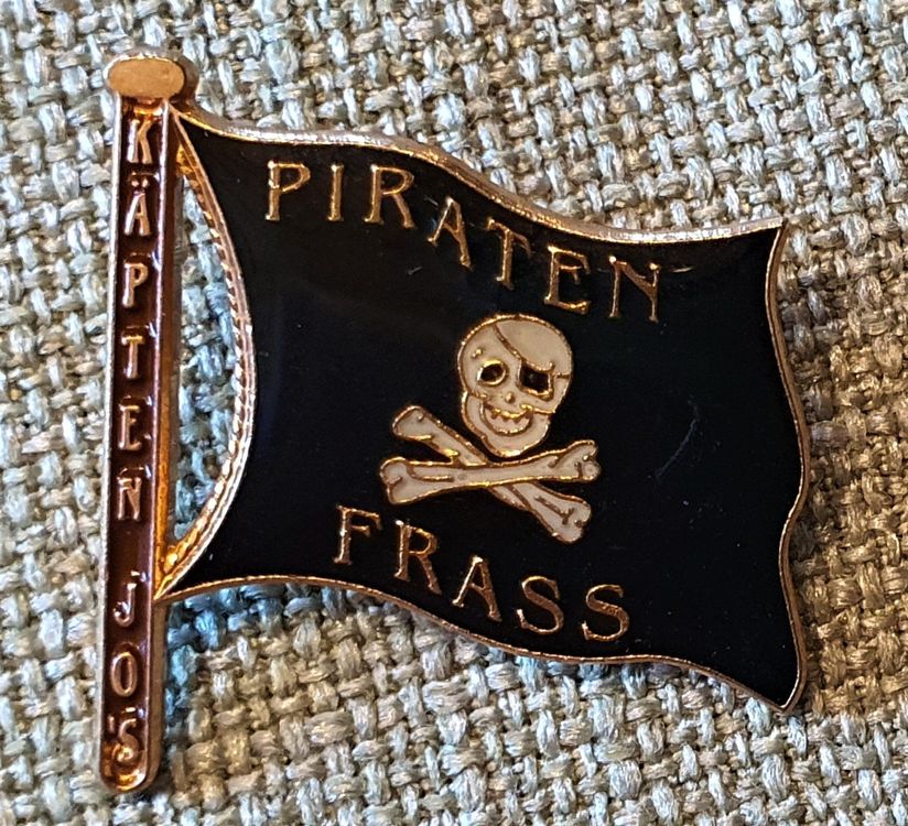 H494 Pin Käpten Jo's Piraten Frass Fahne | Kaufen auf Ricardo