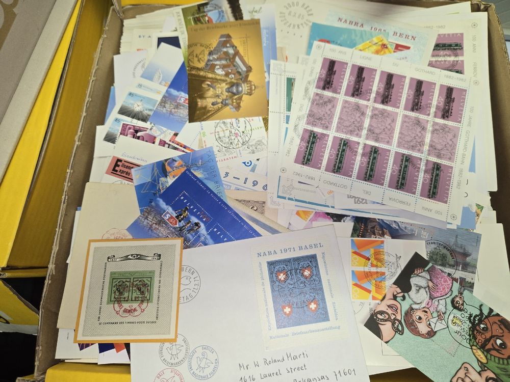 Karton mit 1000 FDC Schweiz Liechtenstein von alt bis 2010er (D ...