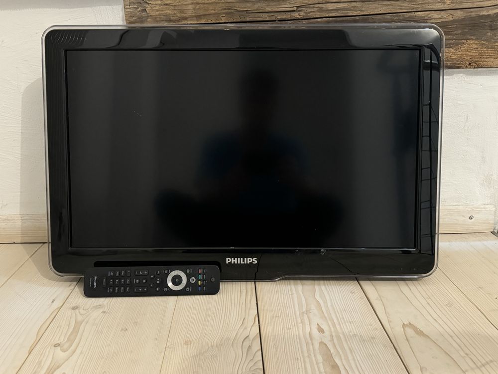 Phillips LCD TV mit Wandhalterung (Gebraucht) in Uhwiesen für CHF 50 – nur Abholung auf Ricardo ...