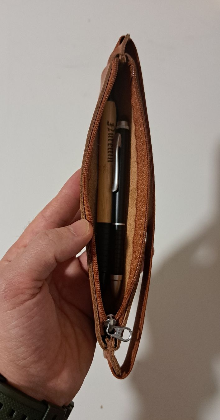 Étui à Stylos Fin en Cuir, Fixable sur Carnet, Tablet etc. (Neu und ...