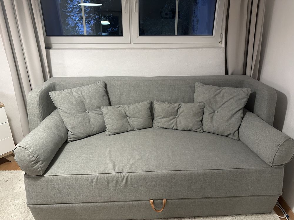 Bettsofa 1.40m mit Bettkasten,grau, top Zustand,inkl. Kissen (Neu ...