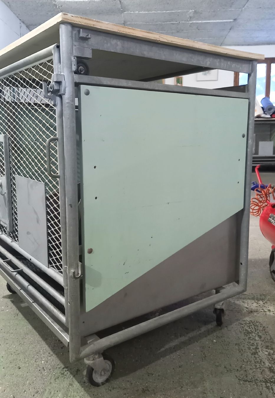 Robuste Tierbox auf Rollen (Gebraucht) in Frümsen für CHF 100 – nur ...