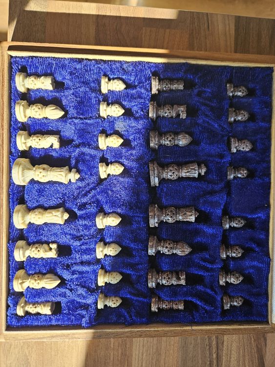 Antique Style Chess Set with Board and Carved Pieces (Gebraucht) in ...