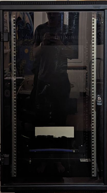 Triton Network Shelf Free-standing 18HE (Gebraucht) in St-Léonard für ...