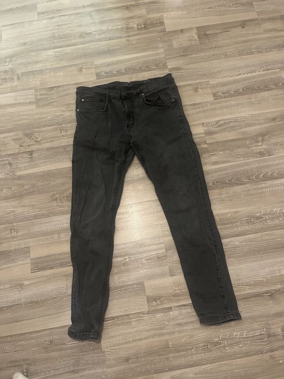 Pantalon gris FSBN (Gebraucht) in Le Locle für CHF 1.1 – mit Lieferung ...