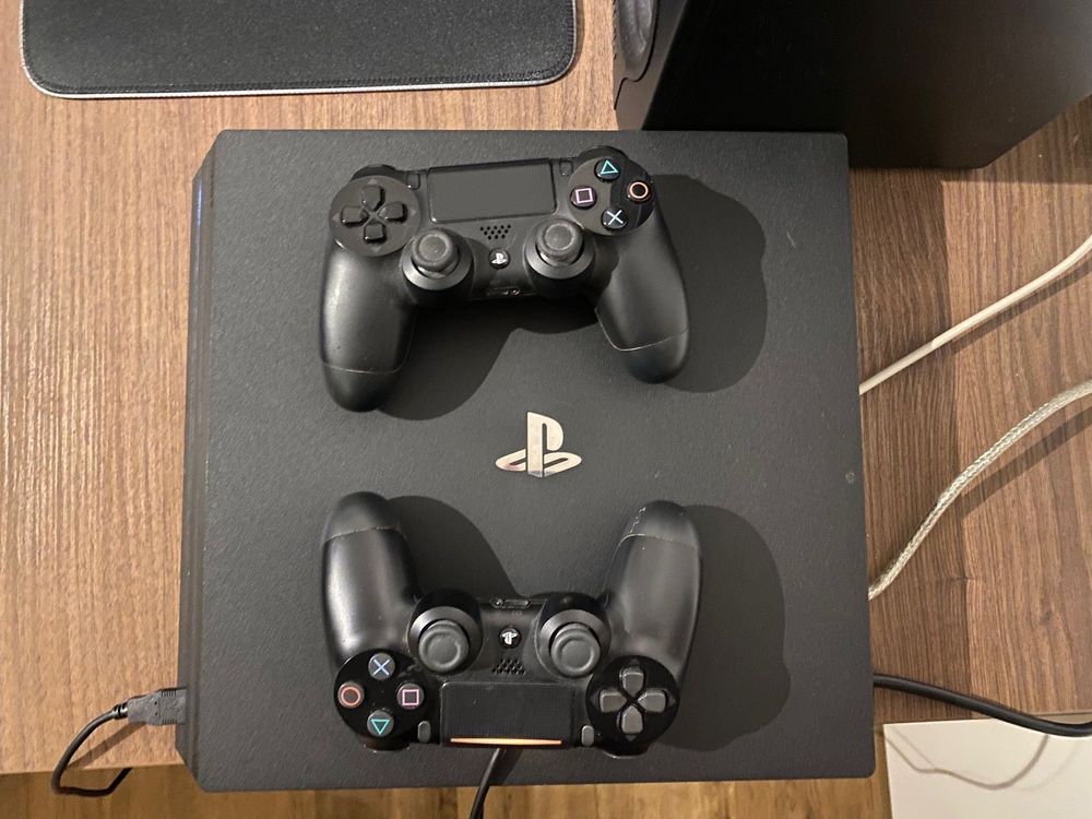 Sony Playstation 4 Pro + 2 Controller (Gebraucht) in Rorschacherberg ...