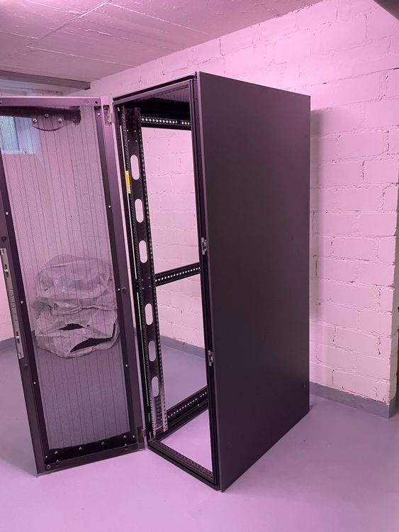 Server Rack 2x gross - Marke Compaq | Kaufen auf Ricardo