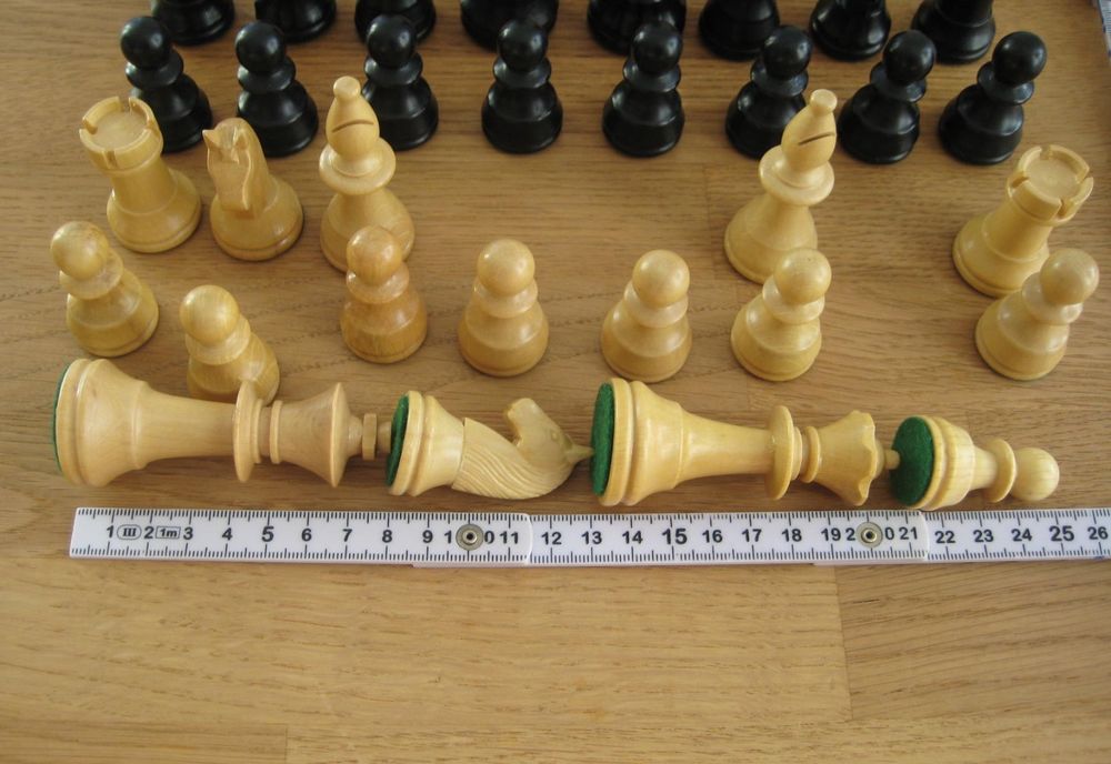 Ältere Schachfiguren Aus Holz Mit Holzbox Kaufen Auf Ricardo