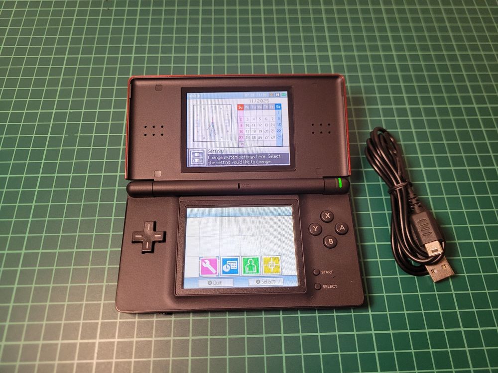 Nintendo DS with Charger - Red and Black Colour Combo! (Gebraucht) in ...