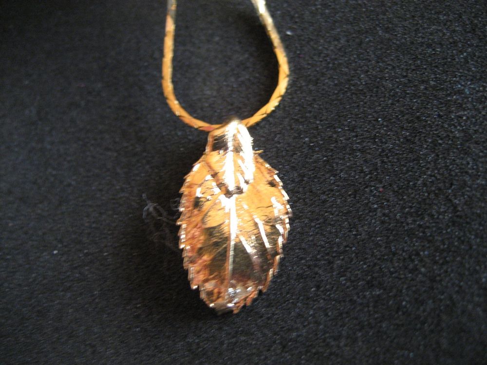 Collier doré avec pendentif feuille de rosier, neuf (Neu (gemäss ...