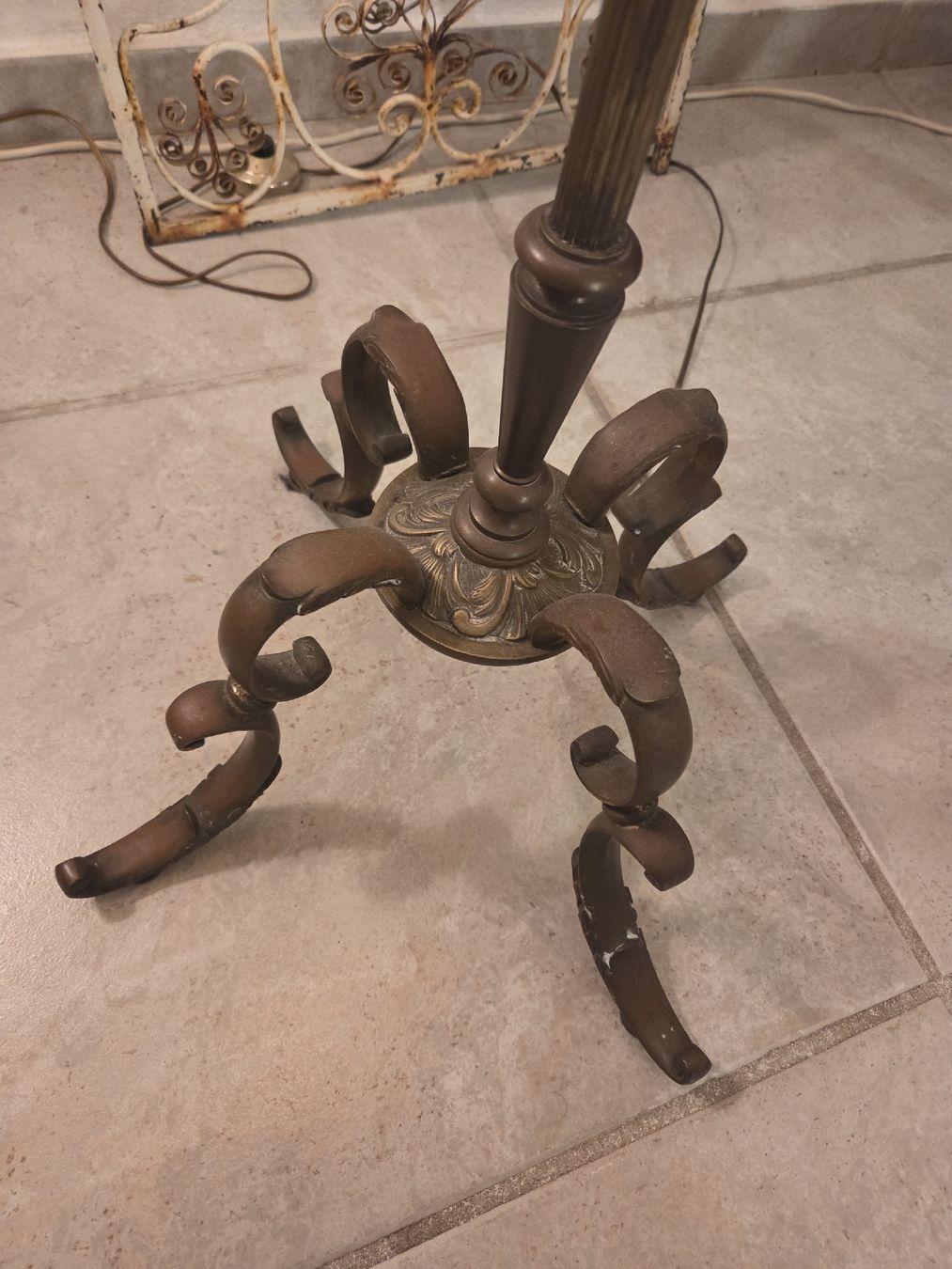 Stehlampe aus Eisen, muss vom Fachmann repariert werden (Defekt) in ...