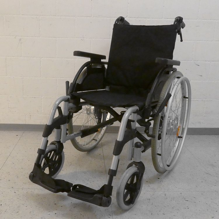 Rollstuhl Breezy, SB 41 cm, nur CHF 209 (Gebraucht) in Lengnau für CHF 209 – mit Lieferung auf ...