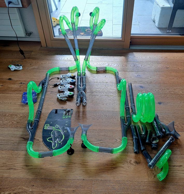 RC Auto Looping Rennbahn aufladbare Autos viele Bauteile (Gebraucht) in ...