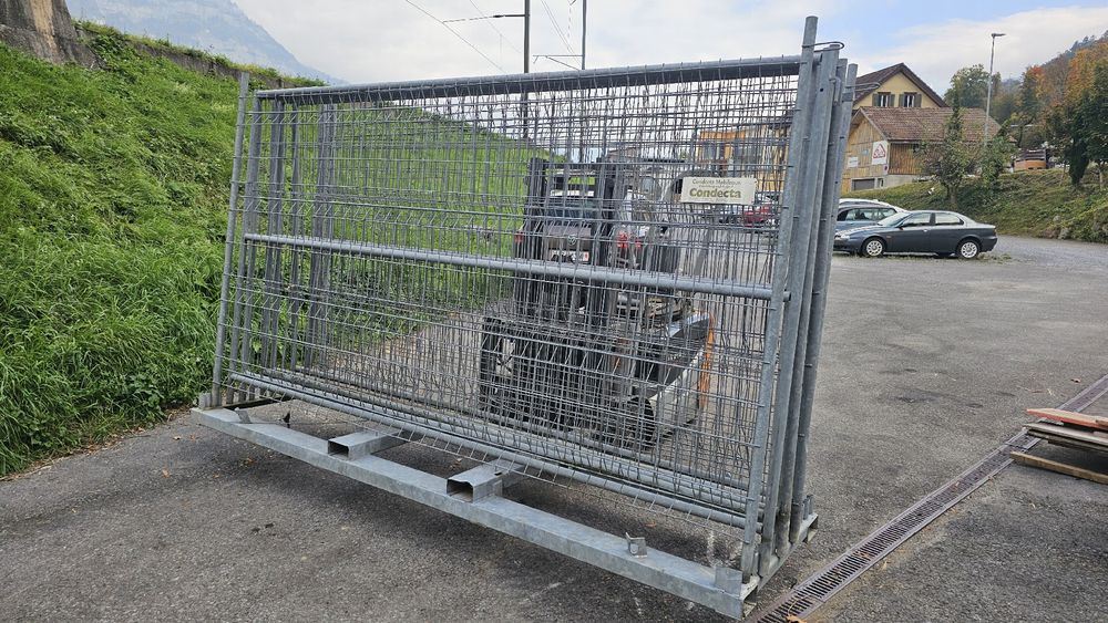 Bauzaun 9 Stk + Bock 7 Stk + Gestell feuerverzinkt (Gebraucht) in ...