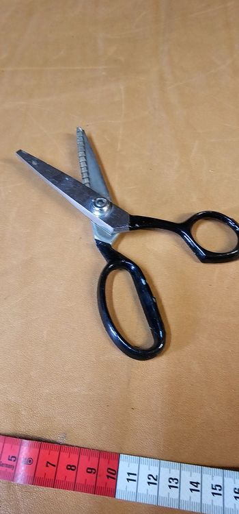 Sattler, Zacken Schere (Gebraucht) in Sins für CHF 25 – mit Lieferung auf Ricardo kaufen