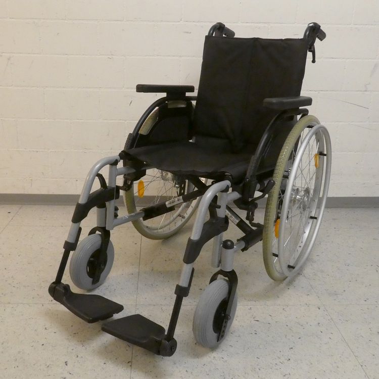 Rollstuhl Breezy, SB 43 cm, Zusatzbremsen, nur CHF 209 | Kaufen auf Ricardo