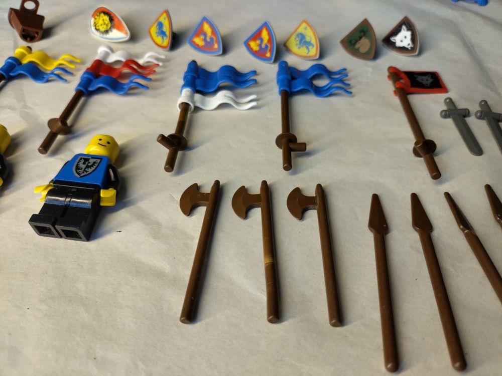 Viele Lego Ritter Falcon Schilder Helebarde Speer Schwerter | Kaufen ...