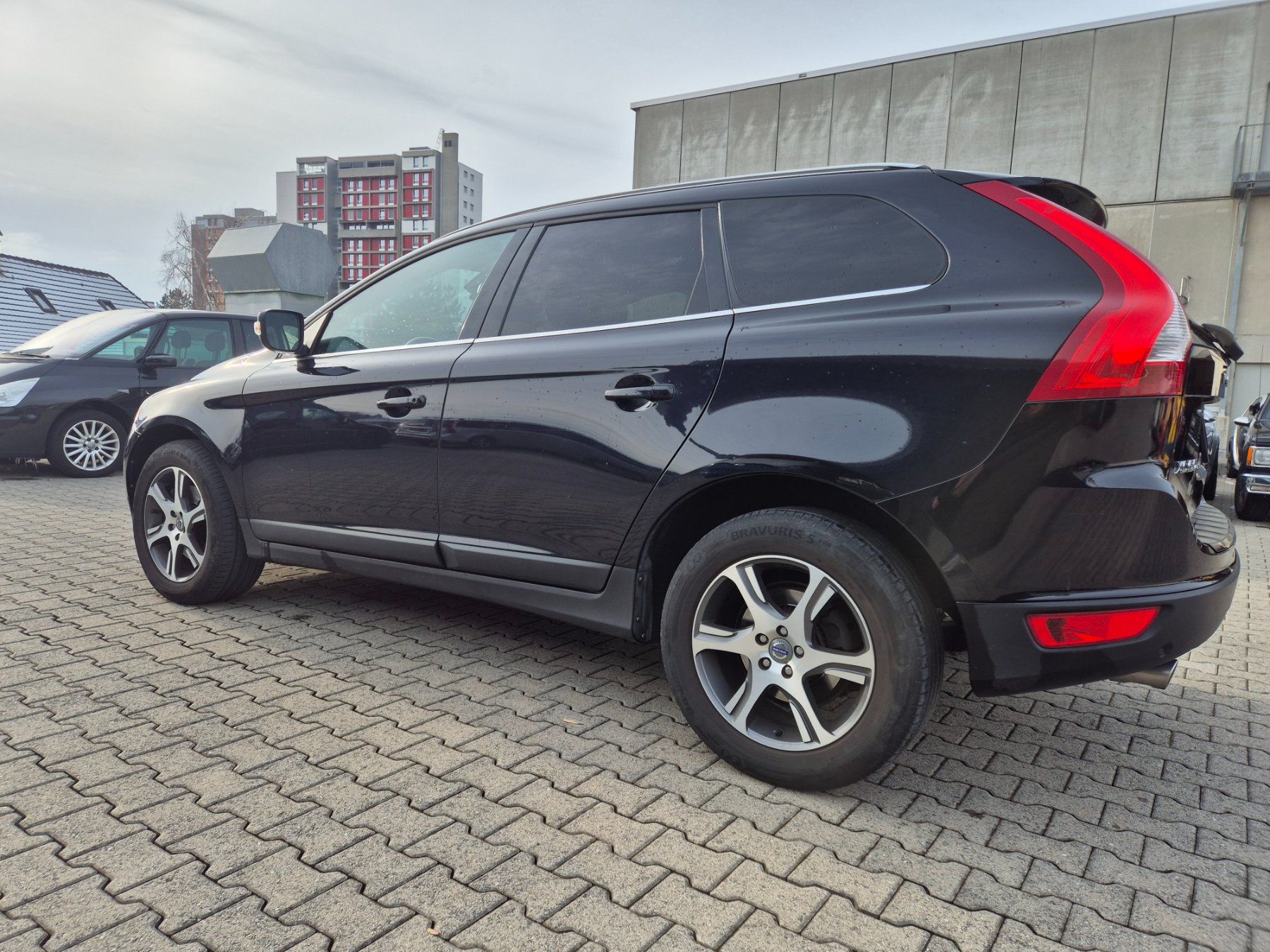 VOLVO XC60 D5 AWD 205PS mit MFK, AHK, Leder, Xenon, 4x4 (Gebraucht) in ...