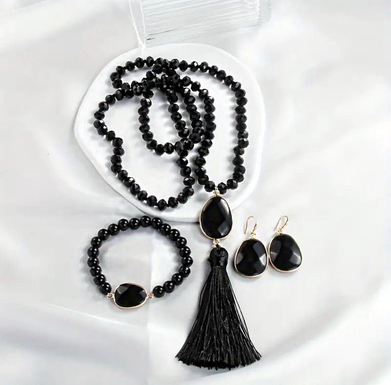 Obsidian Jewelry Set with Tassel (Neu (gemäss Beschreibung)) in Zürich ...