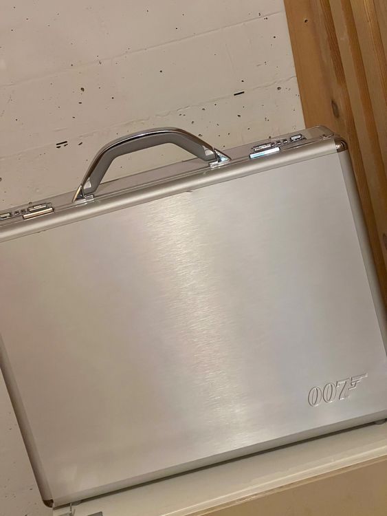 James Bond Ultimate Koffer (Gebraucht) in St-Sulpice VD für CHF 60 ...