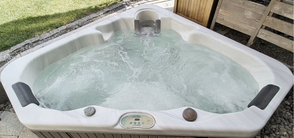 Whirlpool Eckmodell für 2 Personen, Outdoor mit Abdeckung (Gebraucht ...