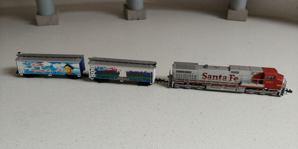 Kato Santa Fe 600 mit 2 Güterwagen N (Gebraucht) in Waltenschwil für CHF 89 – mit Lieferung auf ...