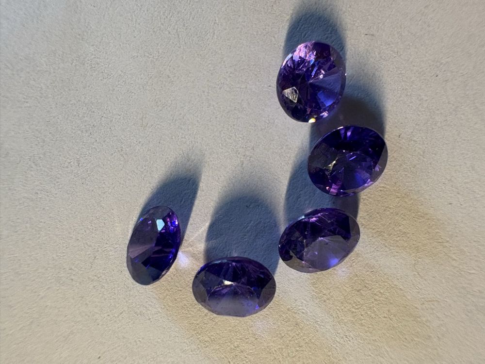 Zircons 5 violet 4,85 carats. (Neuf (Voir description)) à Renens VD ...