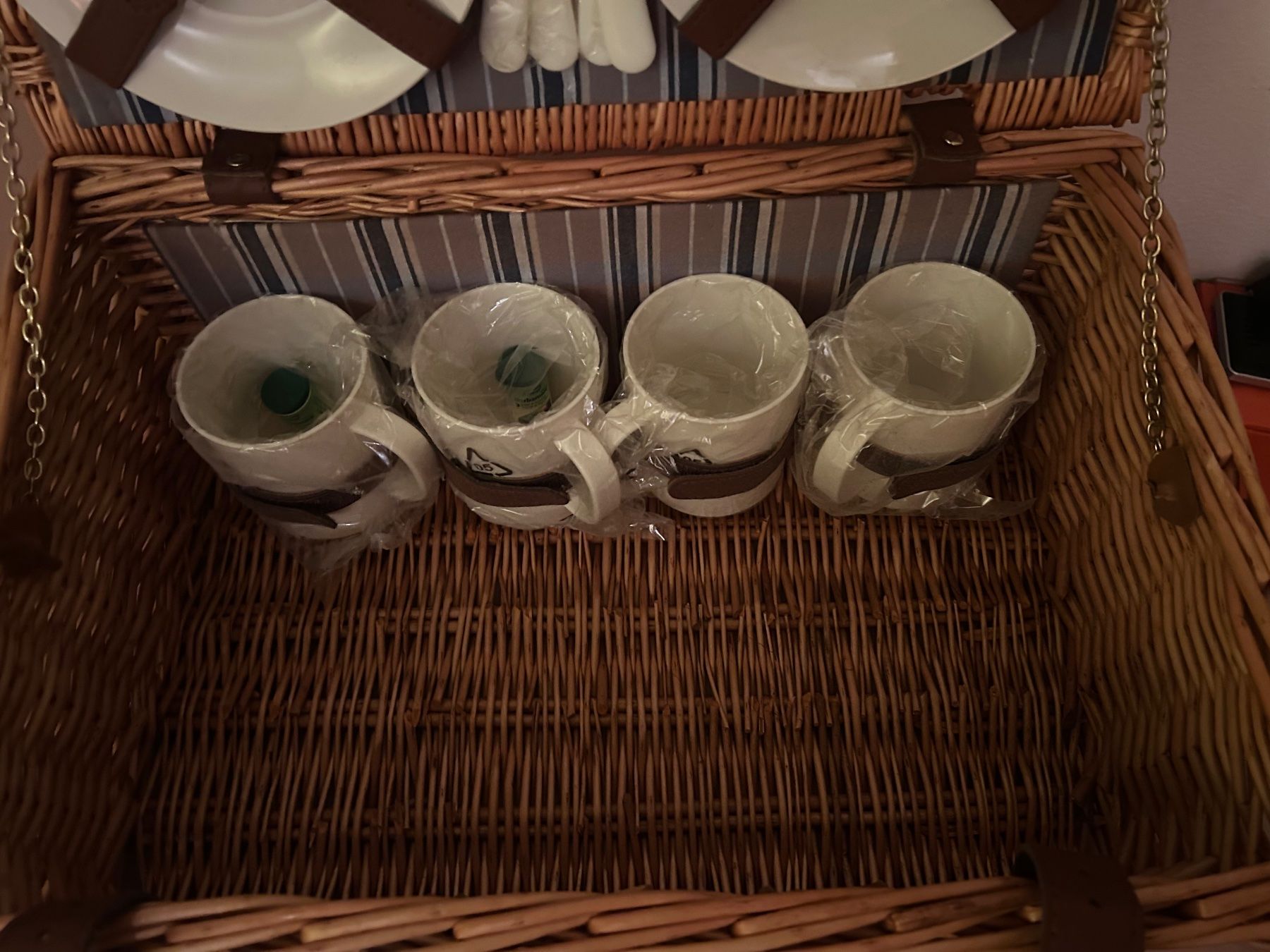 Neuer Picknick Korb mit Teller, Besteck und Tasse für 4 Pers (Neu ...