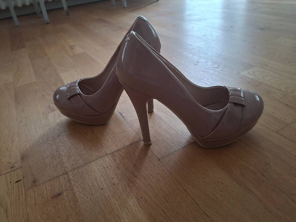High Heels zu verkaufen. Nur zur Abholung (Gebraucht) in Winterthur für CHF 15 – nur Abholung ...