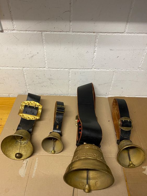 4 Glocken mit Riemen (Gebraucht) in Luzern für CHF 188 – mit Lieferung auf Ricardo kaufen