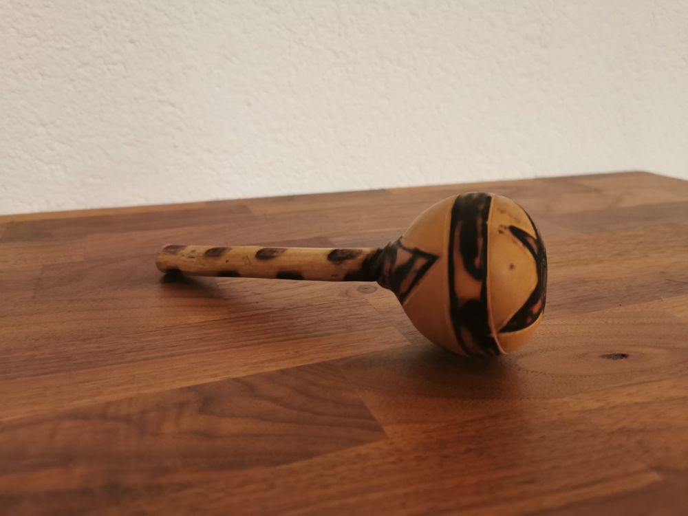 Musikinstrument / Verzierte Rassel aus Holz Afrika?! | Kaufen auf Ricardo